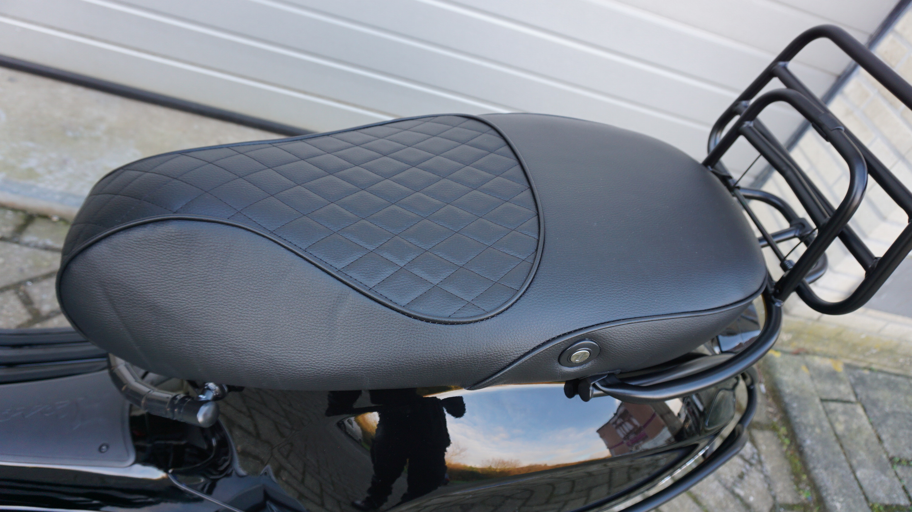 vespa sprint gold edition special zwart uitgevoerd den haag