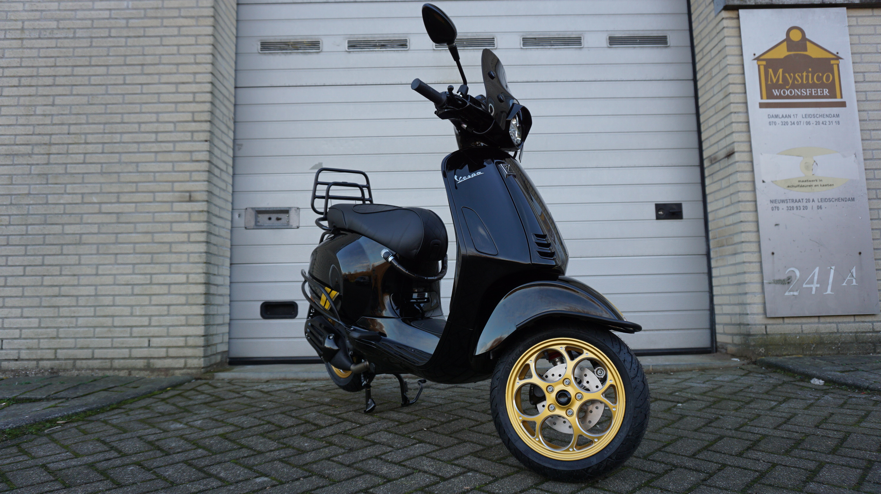 vespa sprint gold edition special zwart uitgevoerd den haag