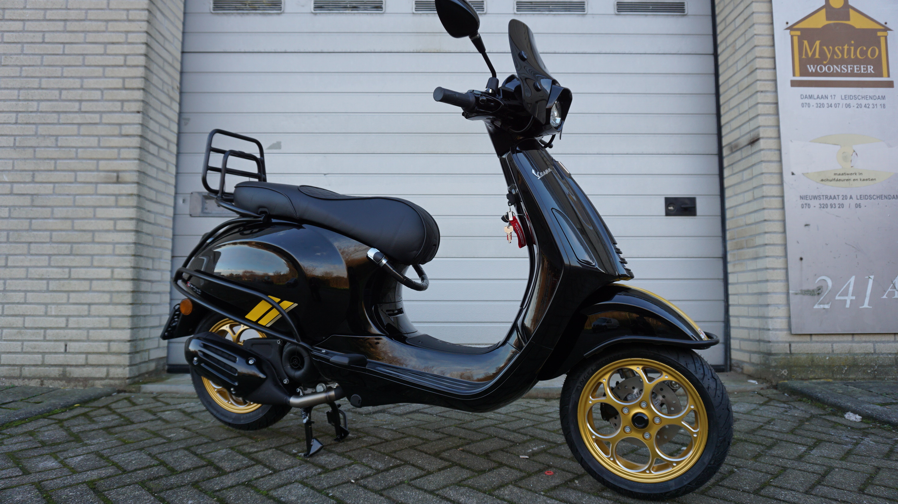 vespa sprint gold edition special zwart uitgevoerd den haag